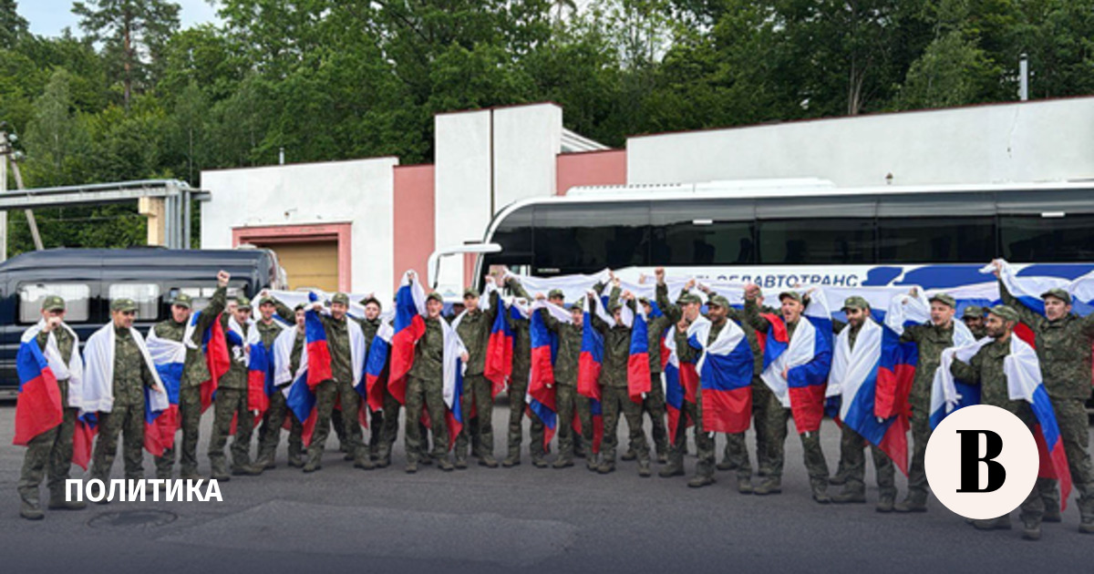 Возвращенные российские военные прибыли в Россию - Ведомости